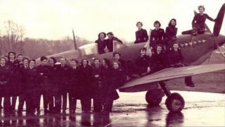 WW2 Spitfire pilot Joy Lofthouse dies aged 94 - BBC News