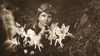 Full set of Cottingley Fairies photos sell at auction for £3,100 - BBC News