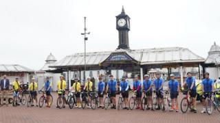 Surrey and Sussex police cycle in memory of fallen colleagues - BBC News