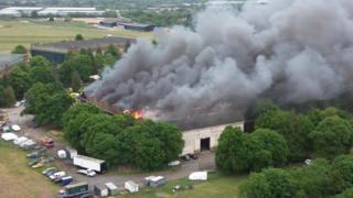 Bicester fire: Tributes for firefighters and father killed - BBC News