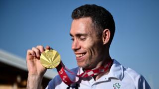 Jason Smyth: Paralympic great honoured in village of birth - BBC News
