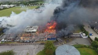 Selsey Academy: Blaze reduces West Sussex school to a skeleton - BBC News