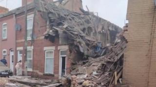 Worksop explosion: Probe continues after man dies in blast - BBC News