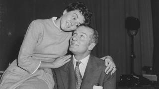 Dame Joan Plowright: Acting star whose first love was theatre - BBC News