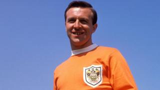 Former England captain Jimmy Armfield dies aged 82 - BBC News