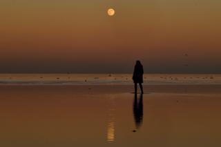 In pictures: Stunning Wolf Moon dazzles around the world - BBC News