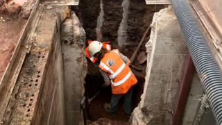 Roman pottery and human remains found in Exeter archaeology dig - BBC News