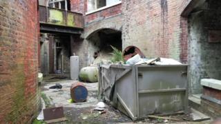 Derelict Solent fort sold for £715,000 - BBC News