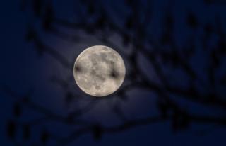Snow Moon 2025: How and when to see the February full Moon - BBC Weather