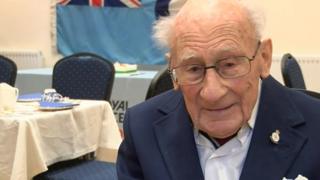 Great Escape veteran Jack Lyon dies, aged 101 - BBC News