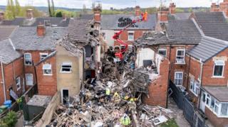 Worksop explosion: Demolition work 'a very slow process' - BBC News