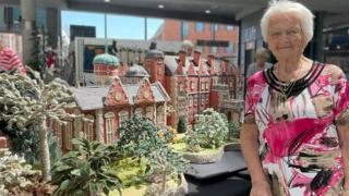 Sandringham: Norfolk knitter recreates Queen's estate in wool - BBC News