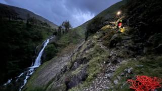 Lake District mountain rescue team helps Duke of Edinburgh groups - BBC News