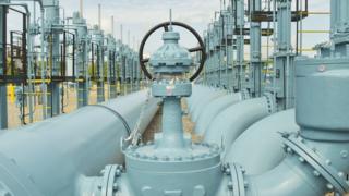 Colonial hack: How did cyber-attackers shut off pipeline? - BBC News