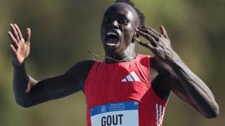 Gout Gout breaks 20-second barrier to win Australian 200m title - BBC Sport