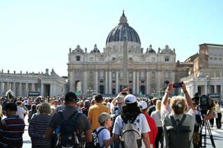 How is a new Pope chosen? - BBC Newsround