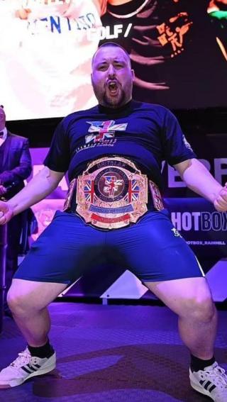 Slap fighting: Controversial event makes Scottish debut - BBC News