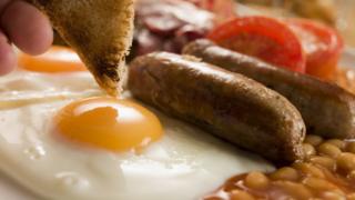 Diet debate: Is breakfast a waste of time? - BBC News
