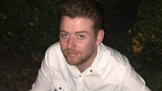Lee Murrell murder: Man pleads guilty over Brentwood death - BBC News