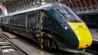 Reading: GWR train passengers warned of disruption this weekend - BBC News