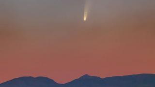 Comet captured streaking across Stonehenge night sky - BBC News