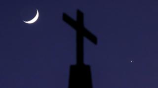 Venus spotted next to crescent moon in spectacular display - BBC Newsround