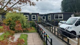 Cau canolfan i bobl ag anghenion ychwanegol yn 'warthus' - BBC Cymru Fyw