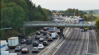 M1 closed near Milton Keynes after crews called to lorry fire - BBC News