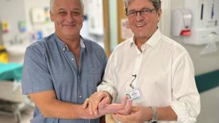 Hand transplant: Southampton student's life-changing operation - BBC News