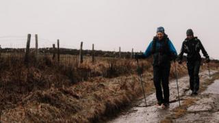 Grasmere's Anna Troup wins women's Montane Winter Spine Race - BBC News
