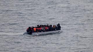 Channel migrants: Hundreds cross English Channel in small boats - BBC News