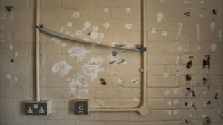 Blundeston Prison: Inside Reggie Kray's old prison cell - BBC News