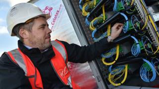 Full-fibre broadband: What is it and how does it work? - BBC News