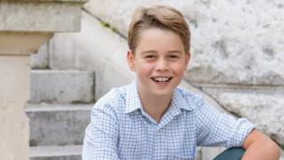 New Prince George photo released on his 11th birthday - BBC News