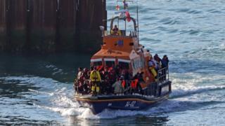 Channel migrants: Hundreds cross English Channel in small boats - BBC News