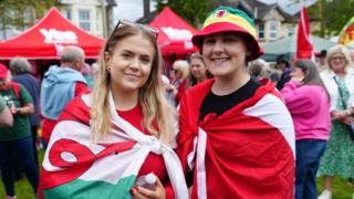 Carmarthen: Thousands join Yes Cymru Welsh independence march - BBC News