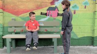 'Happy to Chat' benches: The woman getting strangers to talk - BBC News