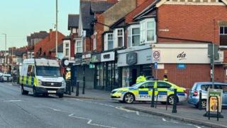 Six arrests in Leicester murder probe after body found - BBC News