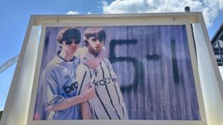 Oasis pics: 'The beauty and complexity of sibling relationships' - BBC News