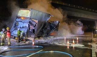 Lorry gutted in M42 motorway blaze in Worcestershire - BBC News