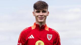 Charlie Crew: Leeds teenager added to Wales squad - BBC Sport