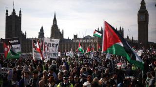 Tens of thousands attend pro-Palestinian march in London - BBC News