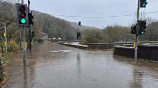 Hebden Bridge flood threat has 'devastating' impact, say traders - BBC News