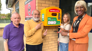 Penn sports club sets up life-saving defibrillator - BBC News