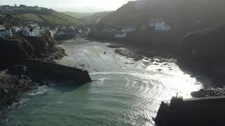 Doc Martin village plea to tourists to help Cornwall's NHS - BBC News