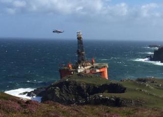 Salvage experts begin examining stricken Western Isles oil rig - BBC News