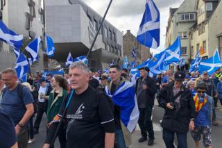 Scottish independence march ends with rally outside Holyrood - BBC News
