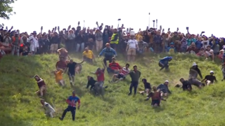 Cheese rolling in pictures: Champions crowned after cheese chase - BBC News