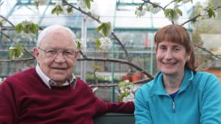 Beechgrove Garden presenter Jim McColl retires after 40 years - BBC News