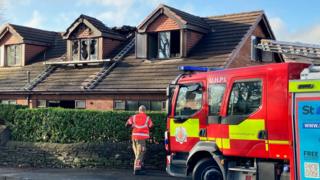 Investigation after man dies in fire at Oldham bungalow - BBC News
